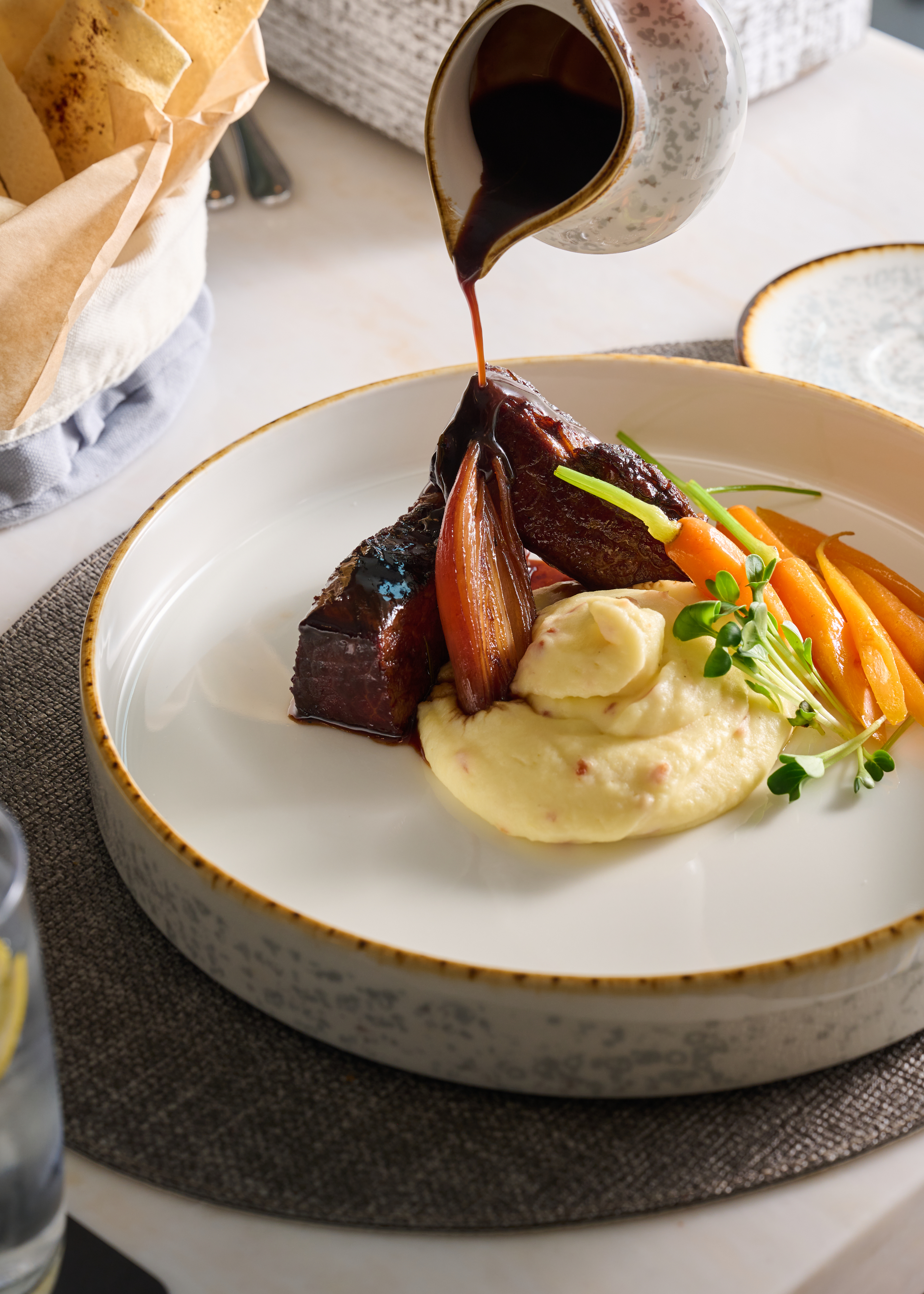 Roots Bar & Kitchen: Yas Acres Golf & Country Club, Abu Dhabi